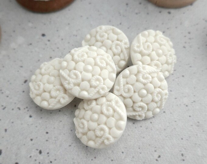 Daisy Flower Swirl Buttons, 22mm 7/8 Inch - Carved Candy Cane White ...