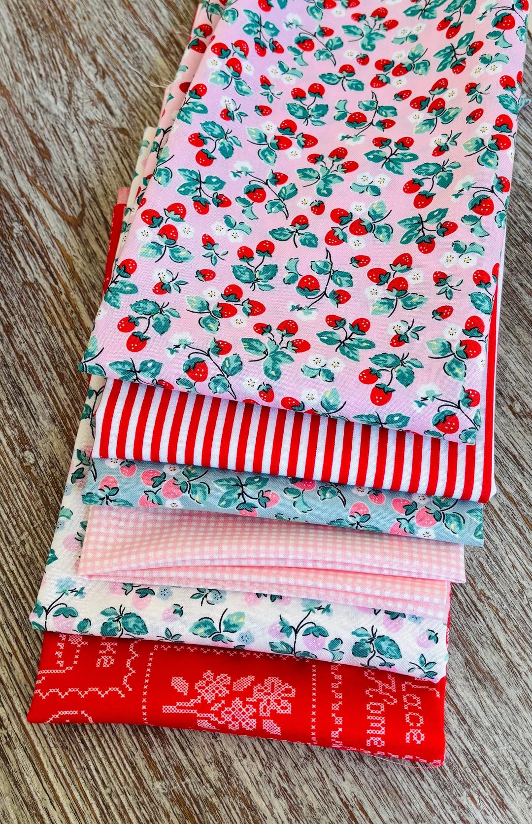 Home Sweet Home Strawberries Mini Bundle With Blenders | Fat Quarters ...