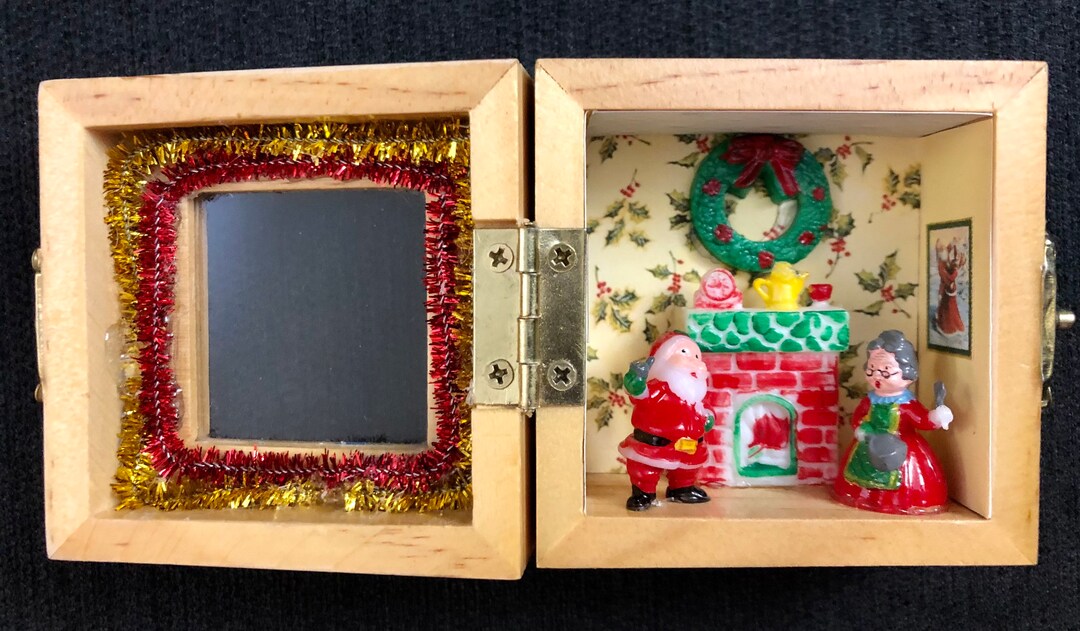 Santa & Mrs. Claus Diorama - Etsy