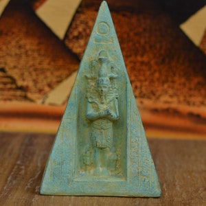 Pretty Egyptian Pyramid-decorated With Temple of King Ramesses ...