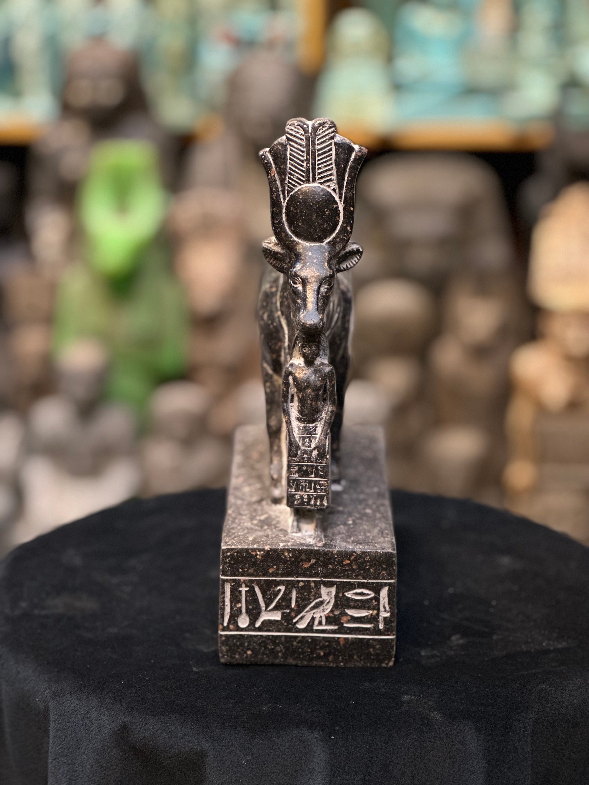 Una estatua egipcia de la diosa Hathor en forma de vaca en una - Etsy ...