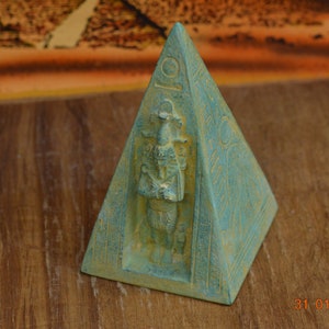 Pretty Egyptian Pyramid-decorated With Temple of King Ramesses ...