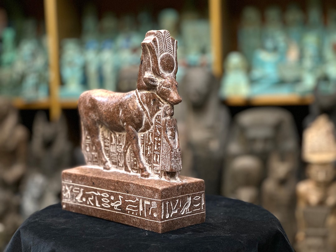 Una estatua egipcia de la diosa Hathor en forma de vaca en una forma ...