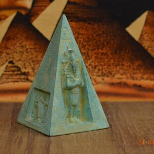 Pretty Egyptian Pyramid-decorated With Temple of King Ramesses ...