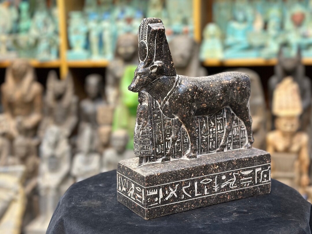 Una estatua egipcia de la diosa Hathor en forma de vaca en una forma ...