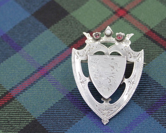 Victorian Scottish silver family crest brooch showing… - Gem