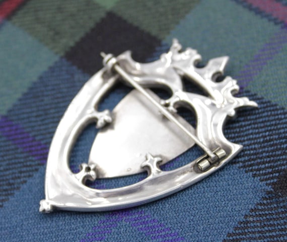 Victorian Scottish silver family crest brooch showing… - Gem