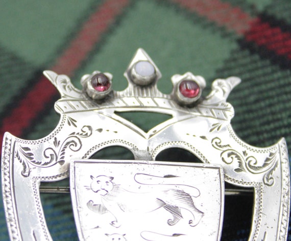 Victorian Scottish silver family crest brooch showing… - Gem