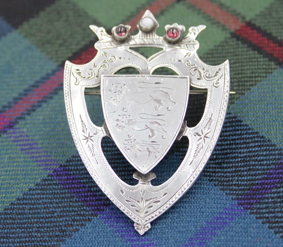 Victorian Scottish silver family crest brooch showing… - Gem