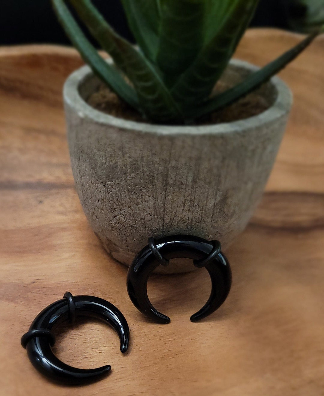 Pair Black Acrylic Pinchers Ear Plugs Tunnels Tapers Horseshoes Gauges ...