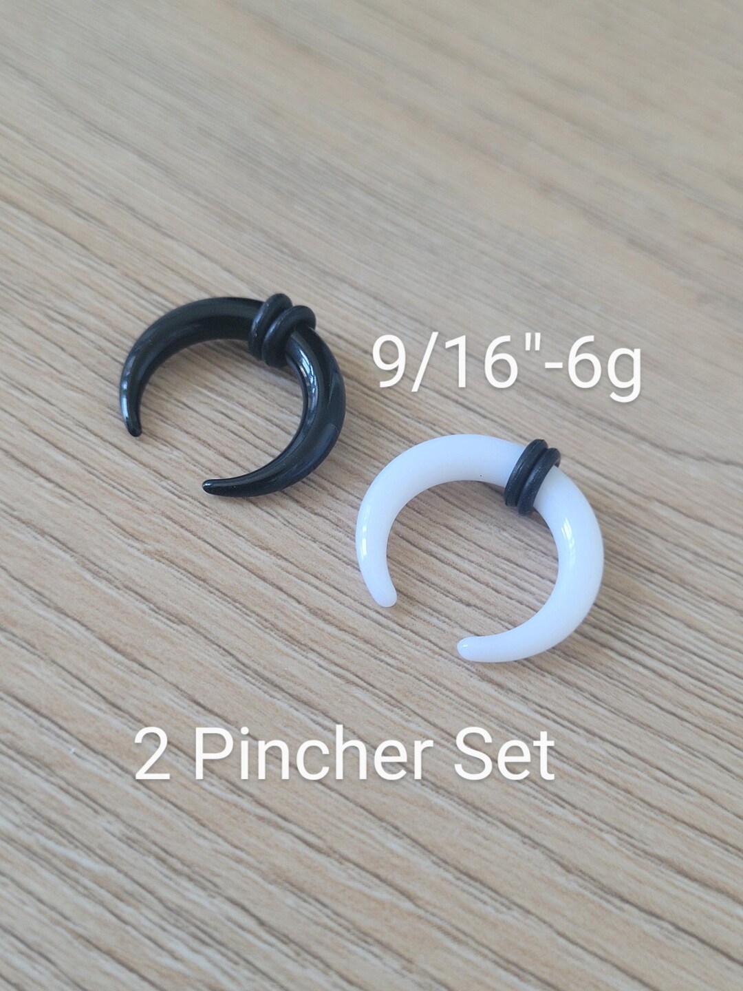 1 Black and 1 White Acrylic Pincher Ear Plugs Tunnels Tapers Horseshoes ...