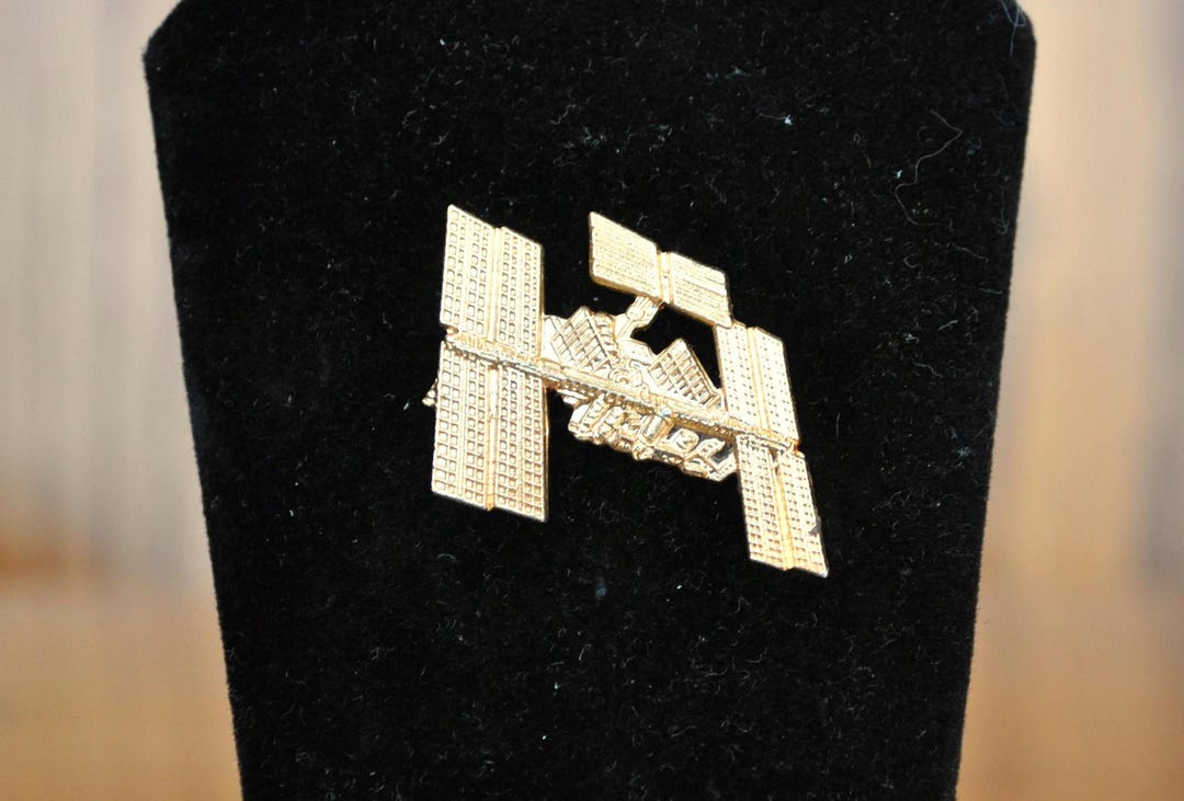 Awesome International Space Station Gold Tone Lapel Pin - Vintage ...