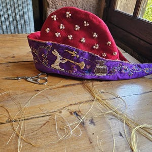 Custom Two Tone Embroidered Medieval Chapeau a Bec/bycocket/robin Hood ...