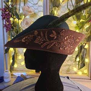 Custom Two Tone Embroidered Medieval Chapeau a Bec/bycocket/robin Hood ...