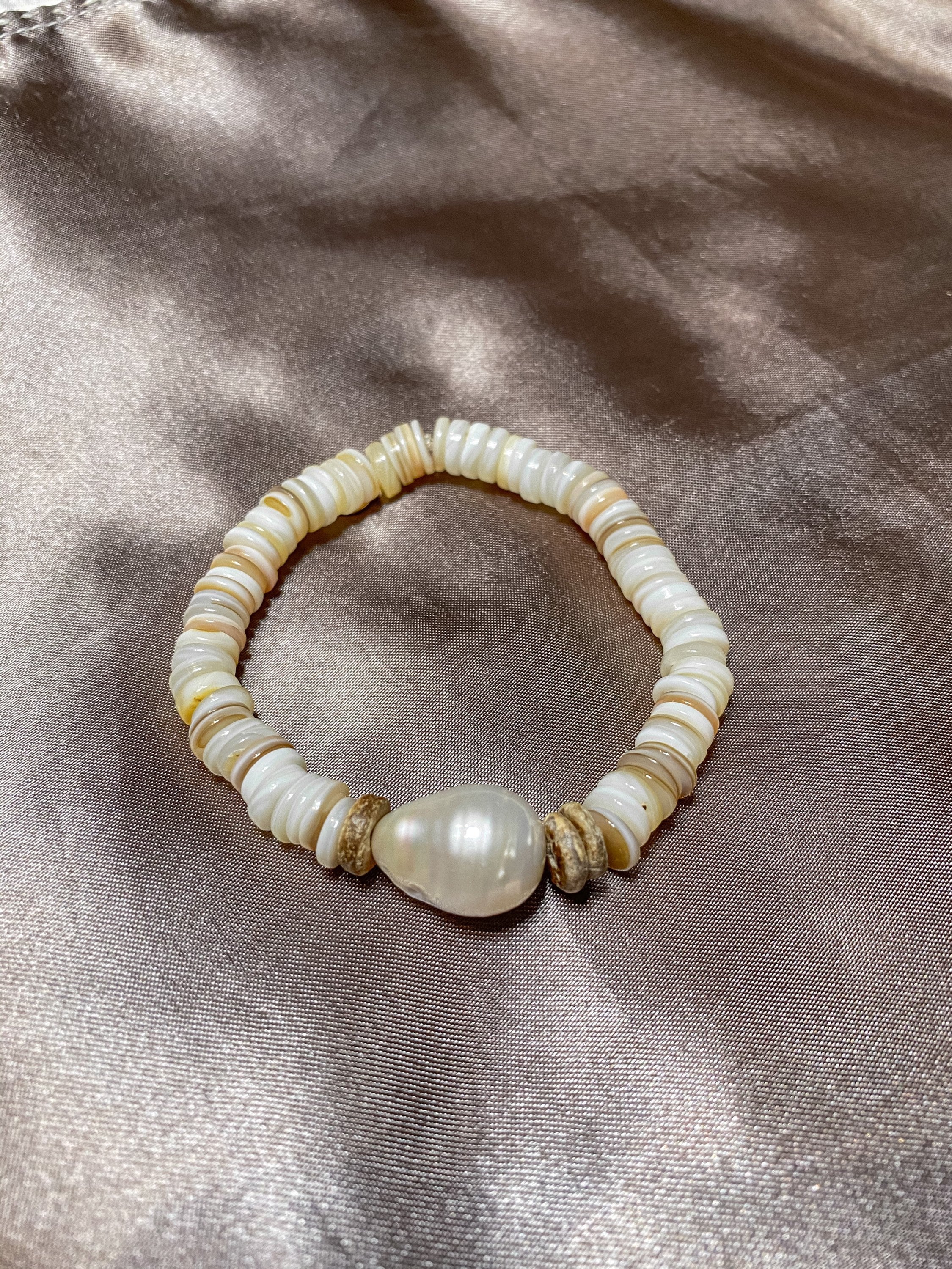 Bracelet de disque de coquille de mer avec la perle baroque deau douce ...