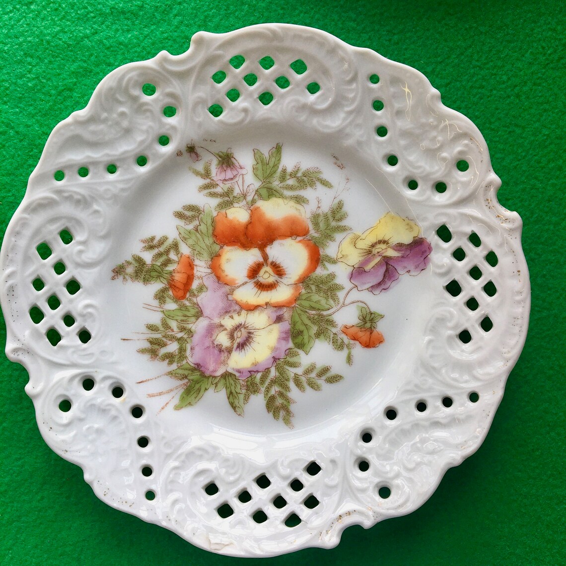 Pair of Vintage Pierced Lace Ribbon Plates with floral design - Etsy Italia