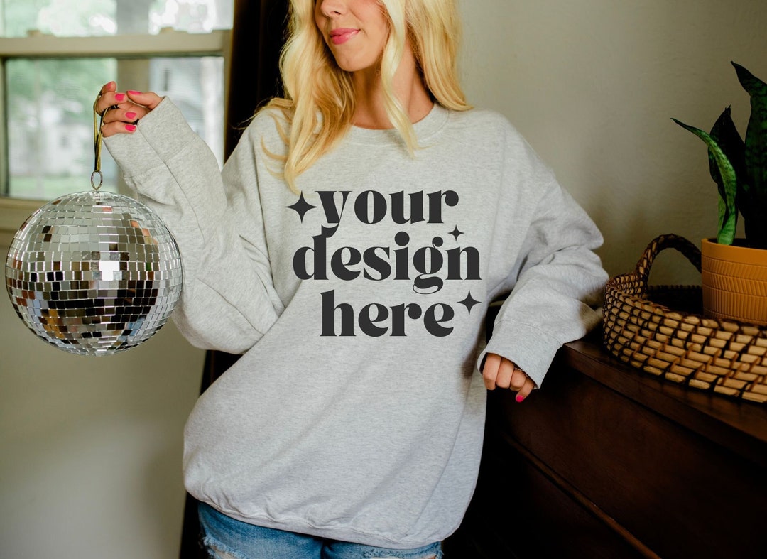 Gildan 18000 Ash Grey Sweatshirt Mockup | Model Mockup | Gildan Ash ...