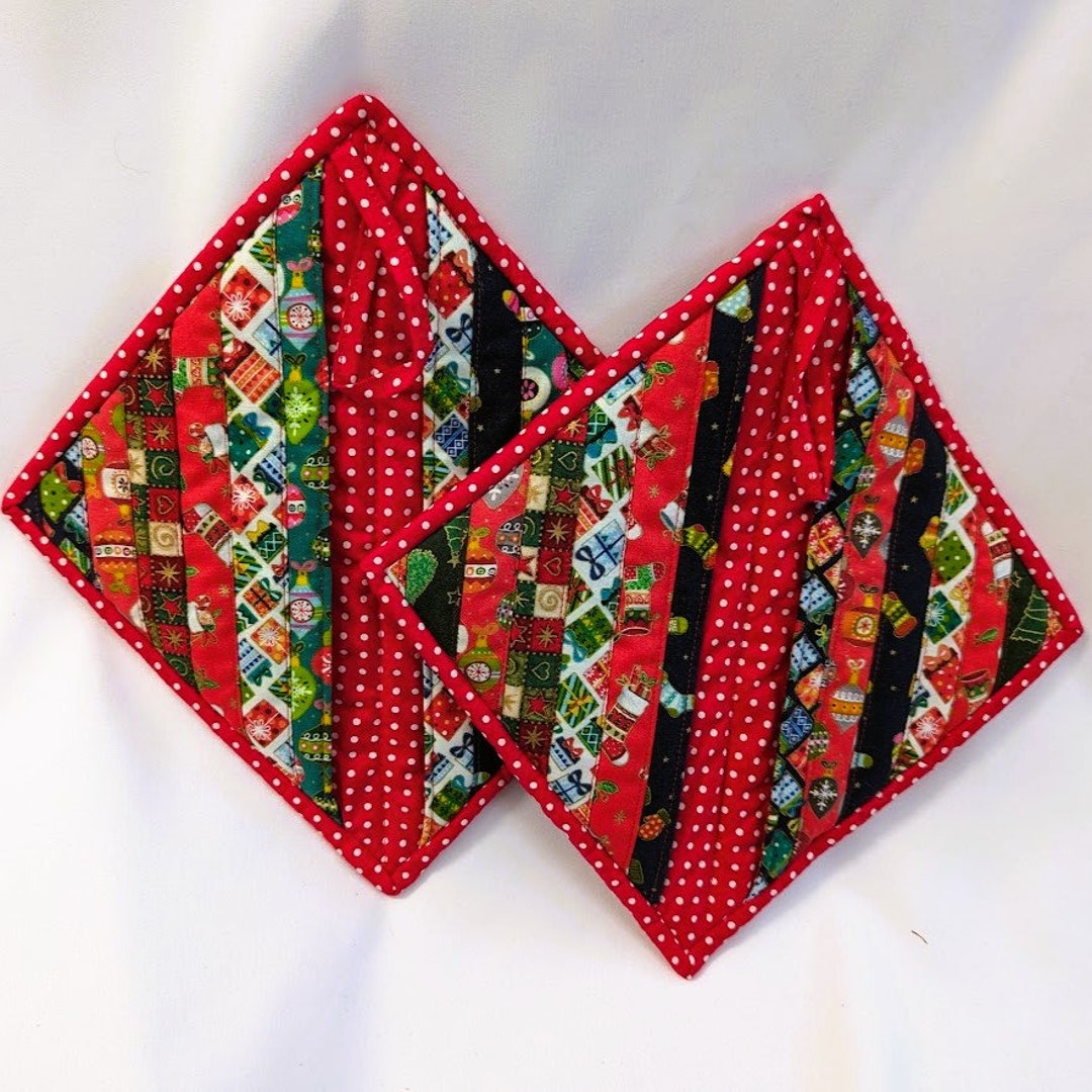 Pair of Quilted Pan Holders in Red Christmas Design - Etsy