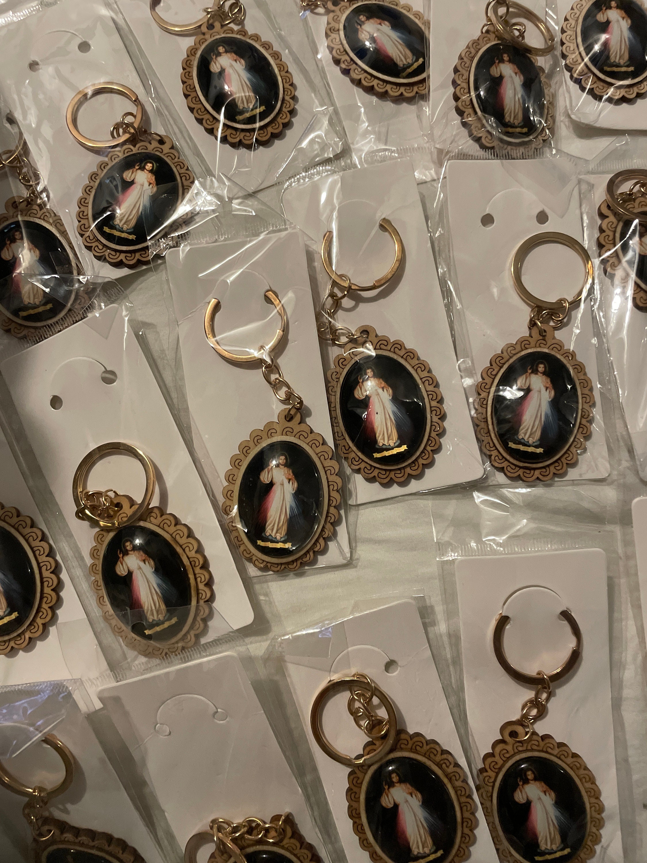 Divine Mercy of Jesus Keychain - Etsy