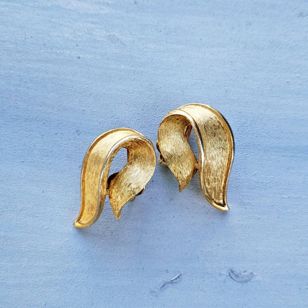 Vintage Crown Tifari Clip-on Earrings, Classic Simple Gold Ribbon ...