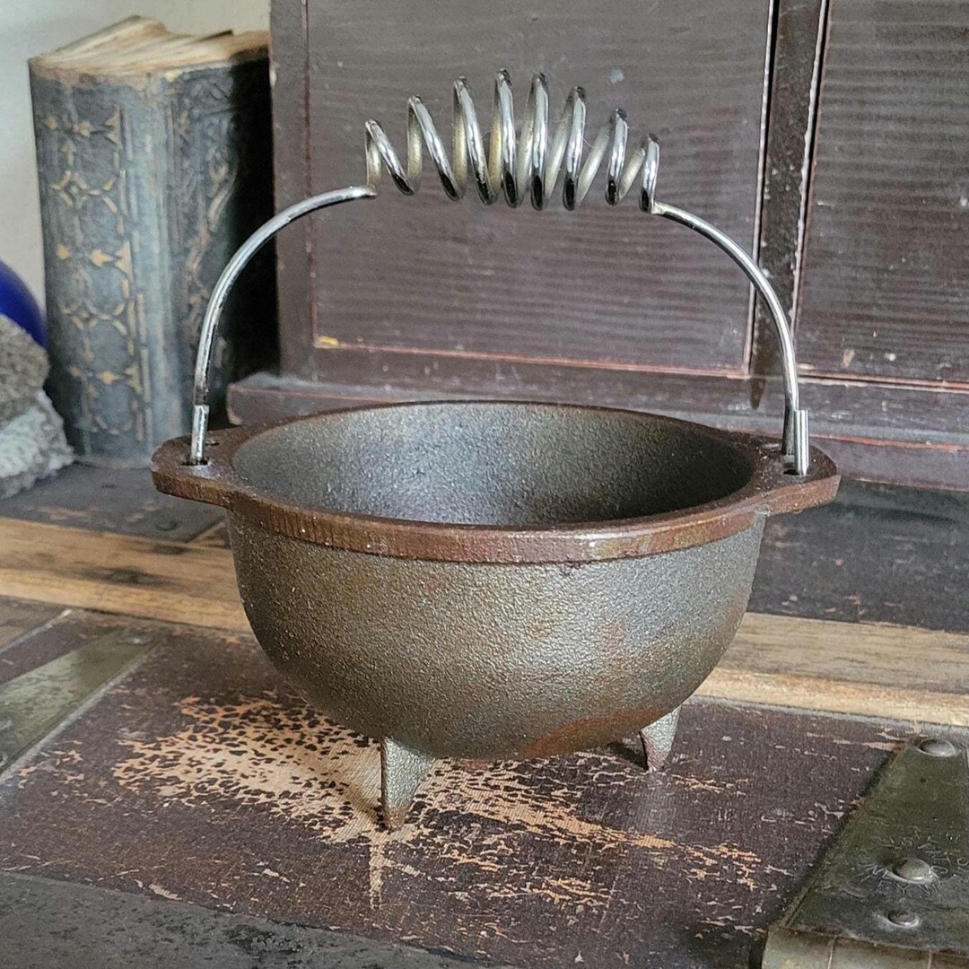 Cauldron Benjamin Medwin 3-foot Cast Iron Pot / Small Witch Cauldron ...