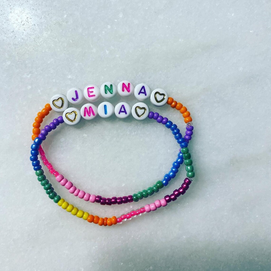 Pulseras de letras con cuentas hechas a medida y - Etsy España