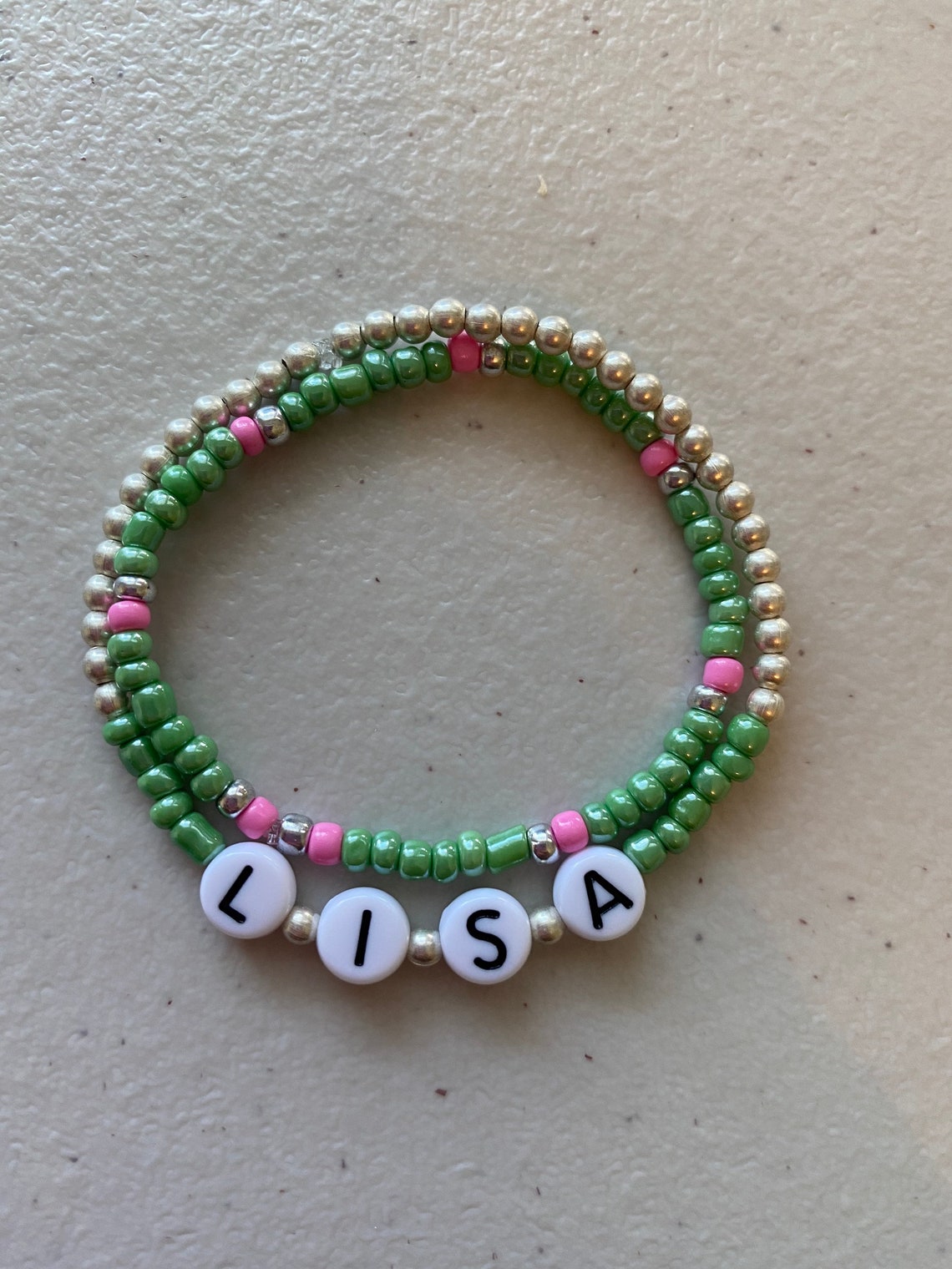 Pulseras de letras con cuentas hechas a medida y - Etsy España
