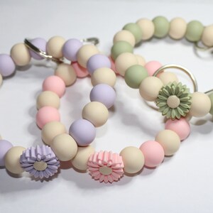 Daisy Beaded Wristlet Keychain, Silicone Keychain, Gift for Her ...