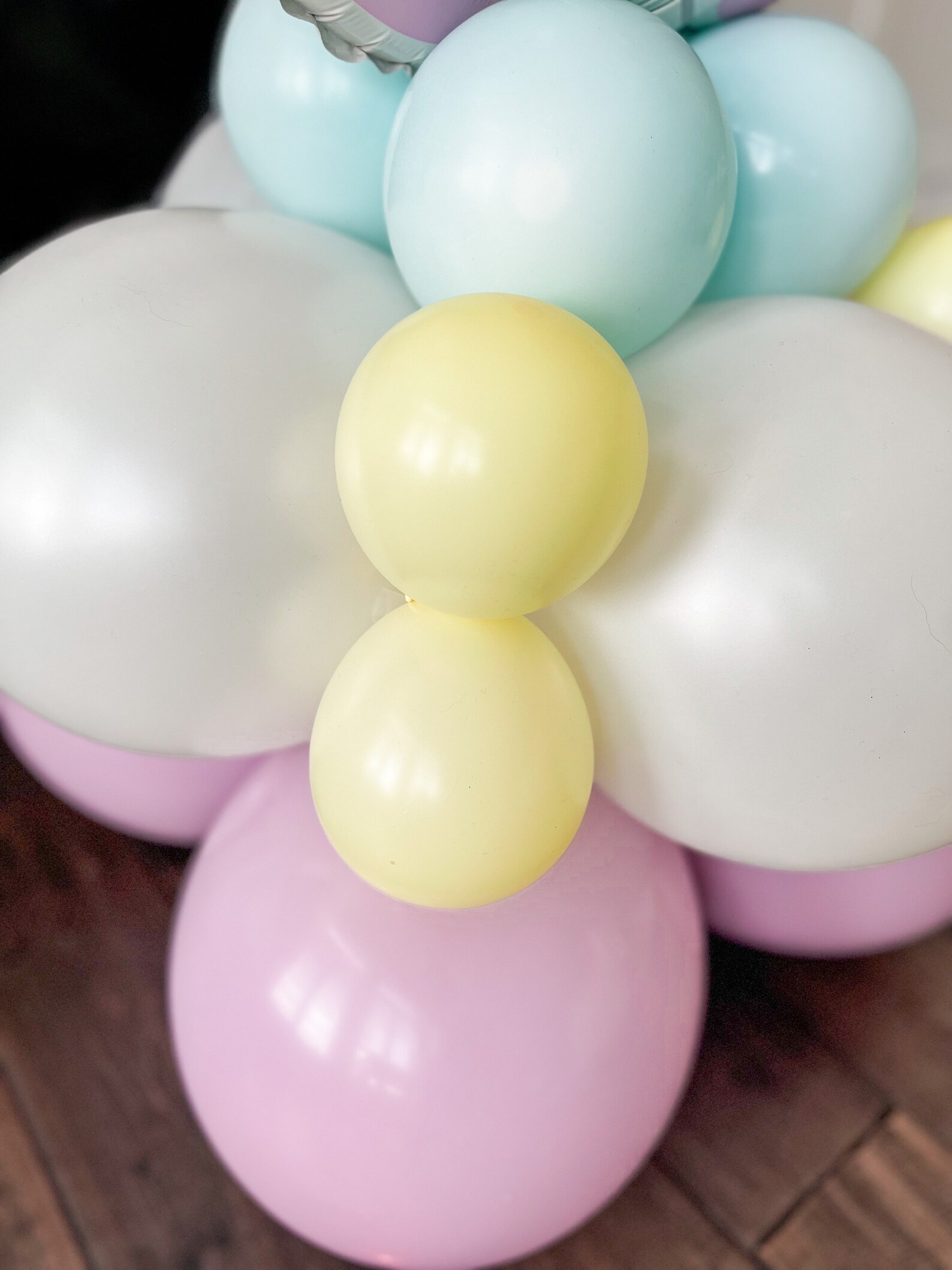 Hopping Bunny Balloon Stack || Easter Balloon Decor || Bunny Birthday ...