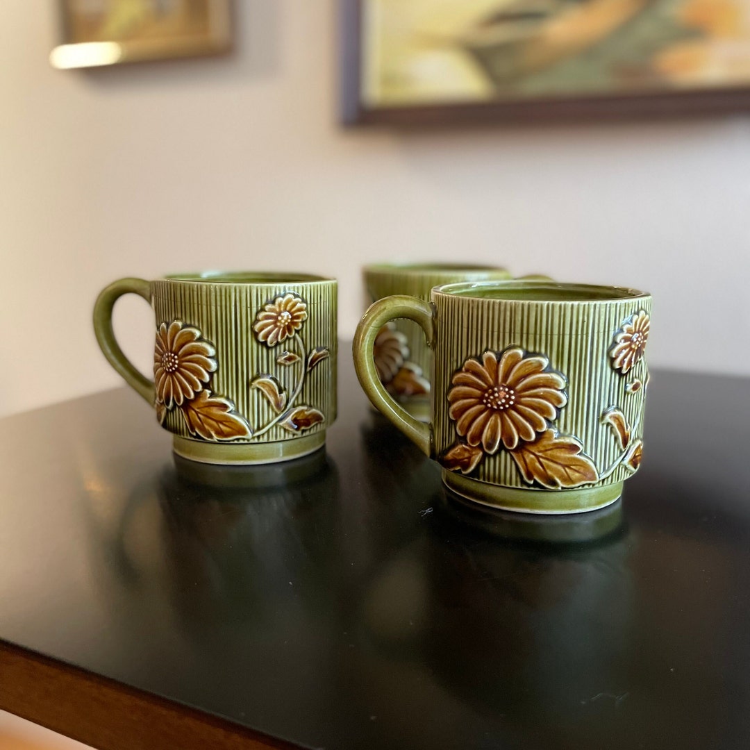 Set of 3 Embossed Daisy Stacking Mugs 1966 by Holt Howard | Holt Howard ...