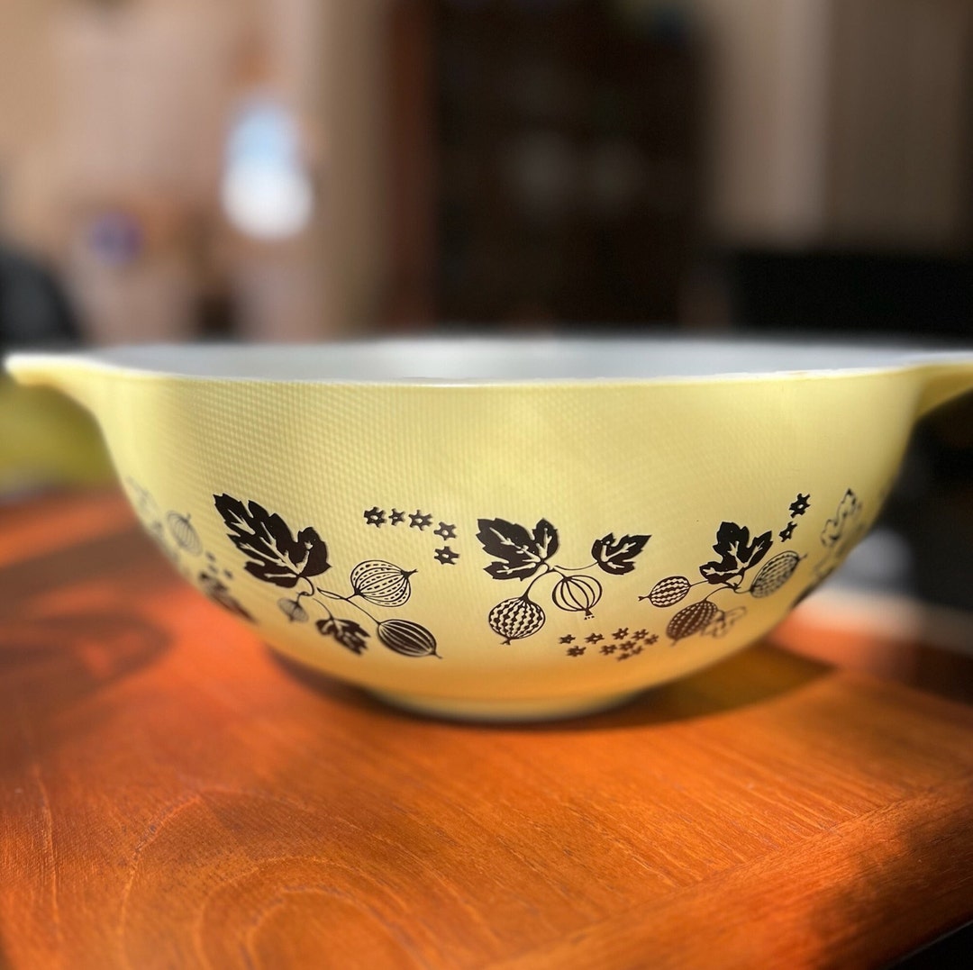 4 Quart Gooseberry Black on Yellow Cinderella Bowl by Pyrex | Pyrex 444 ...