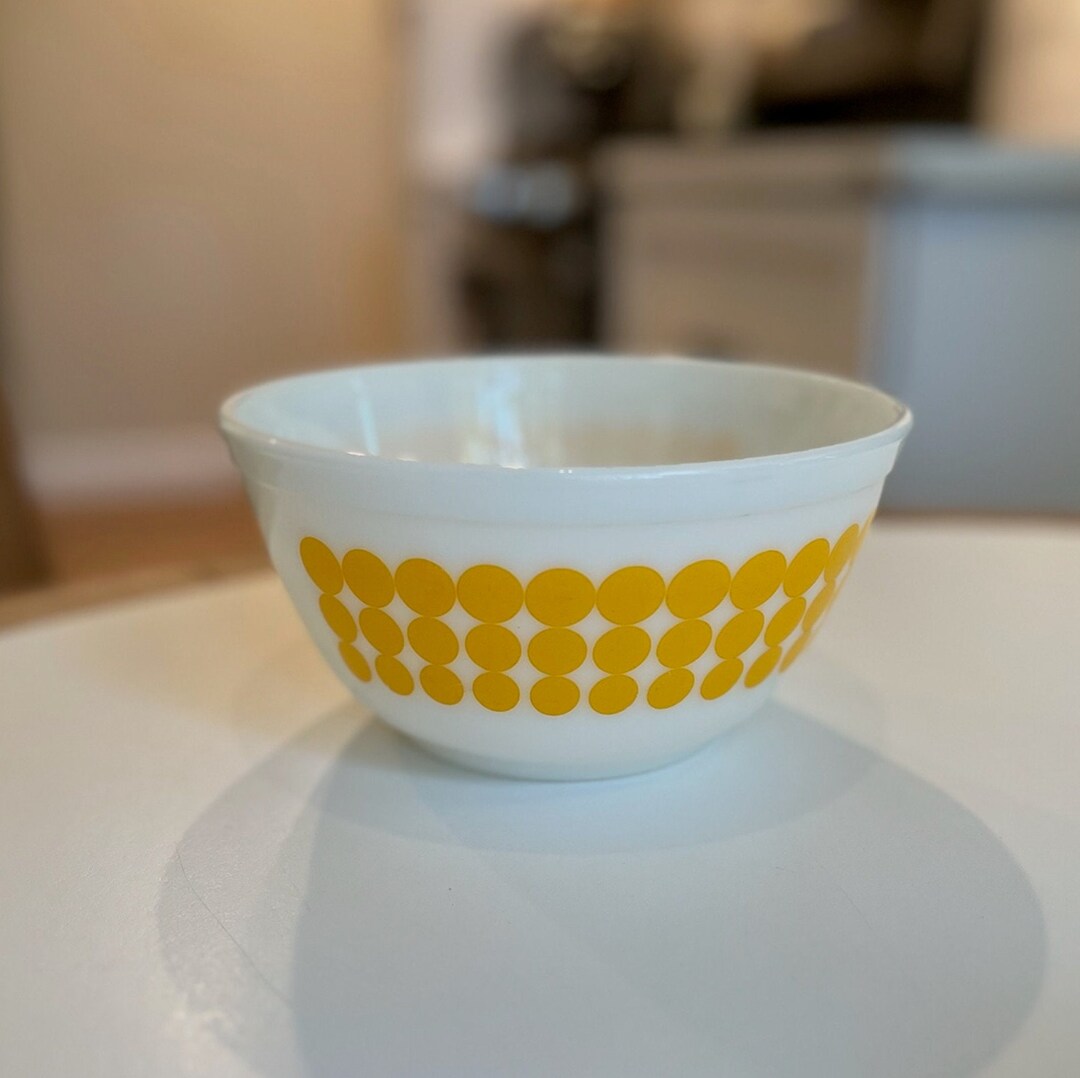1 1/2 Quart Yellow Dots 402 Mixing Bowl by Pyrex | Yellow Dots Pyrex ...