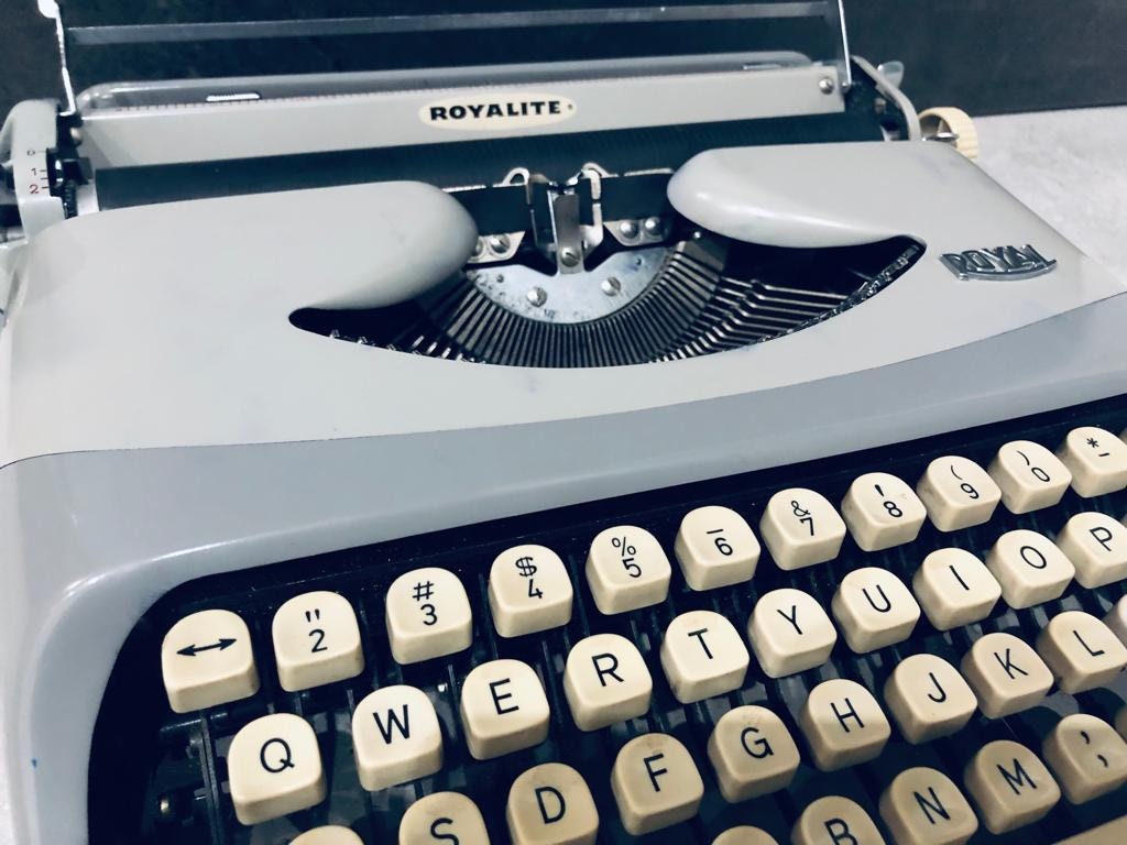 ROYAL "royalite" Typewriter Grey Color (original Case) Great Conditions ...