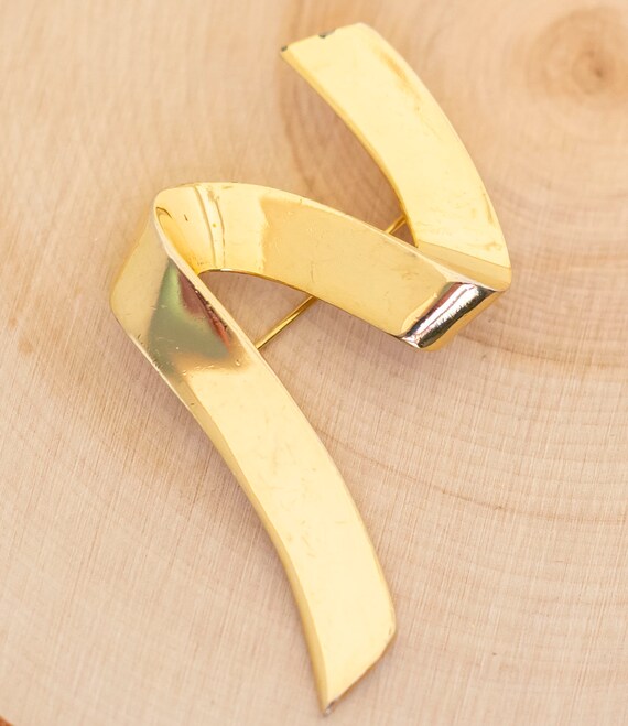 Vintage Intricate Stylish Gold Tone Ribbon Brooch - B… - Gem