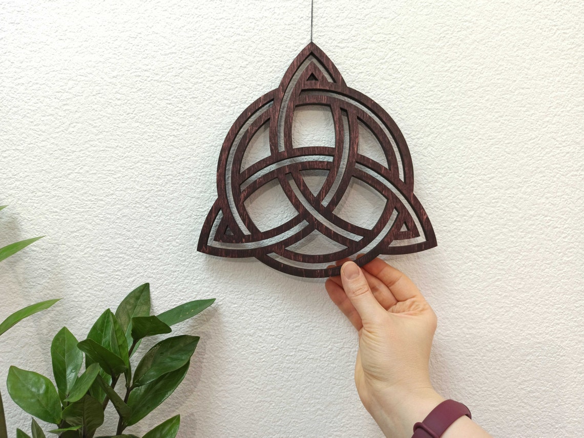 Celtic knot wood wall hanging Irish wall decor Trinity knot | Etsy