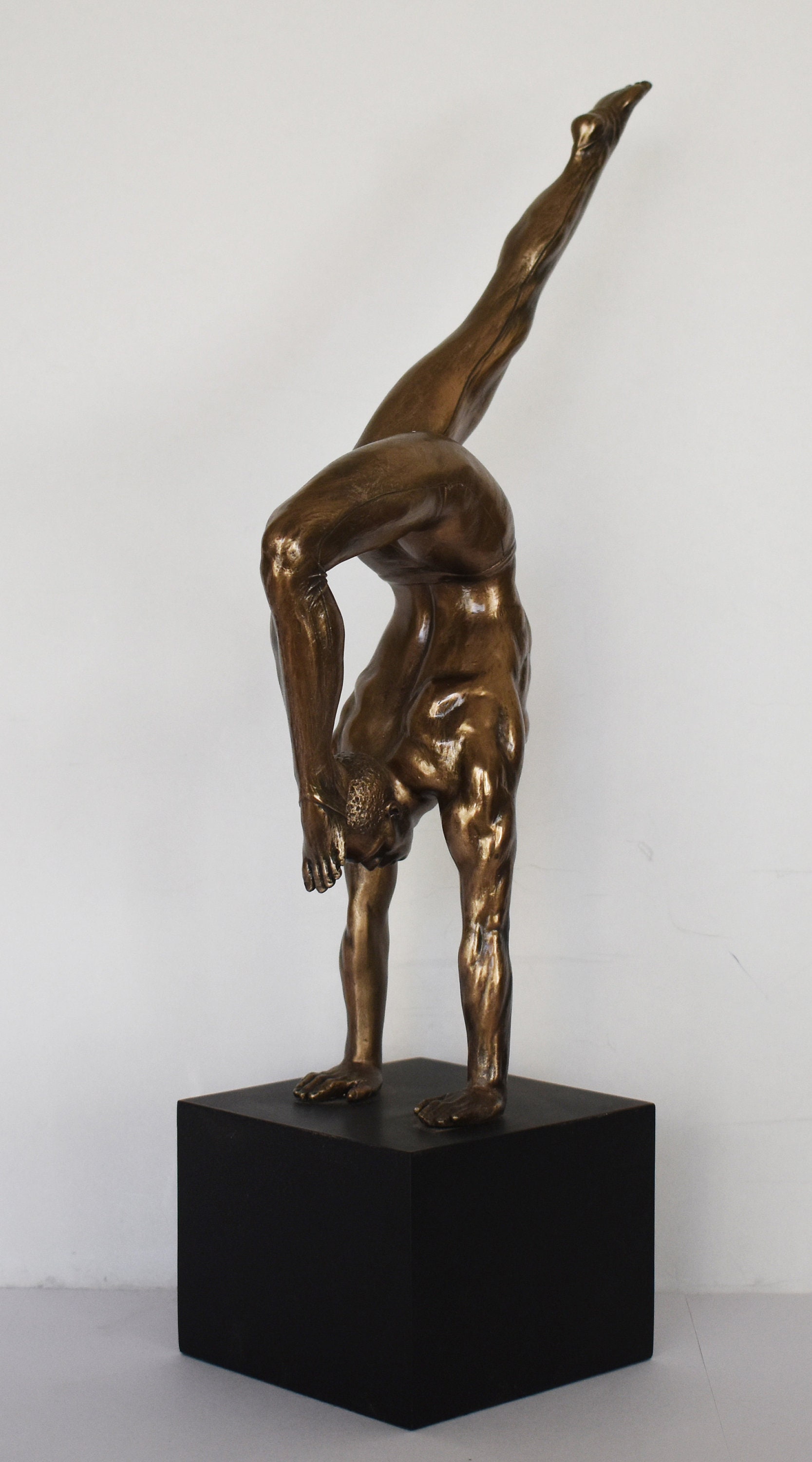 Estatua masculina desnuda en la base Arte erótico Pose - Etsy México