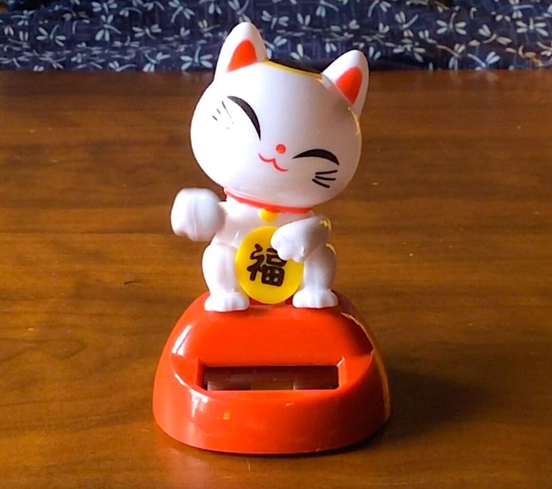 Good Luck Waving Cat Japanese 'maneki-neko' Solar Powered Waves ...