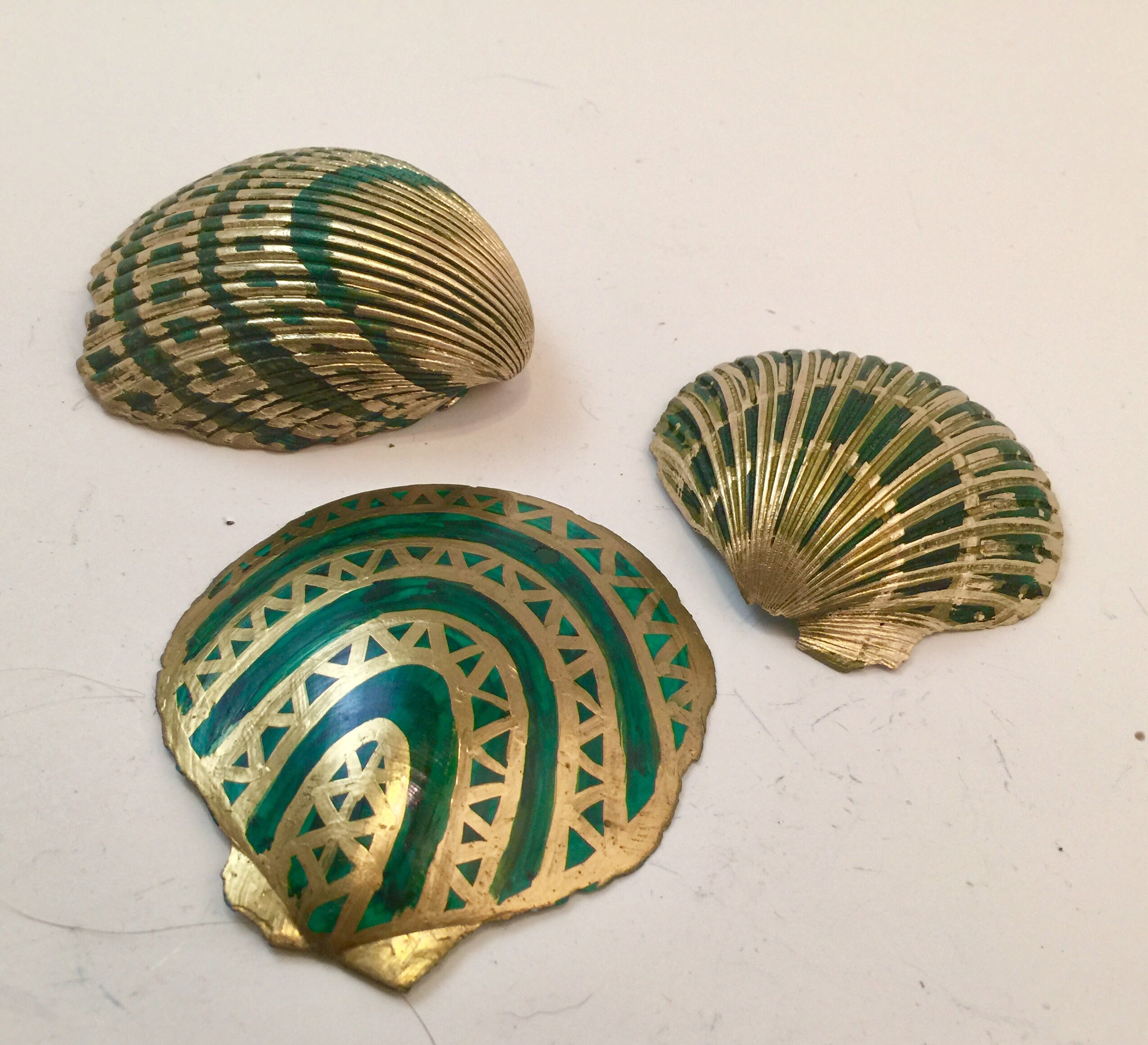 Conchas pintadas de verde y oro - Etsy España