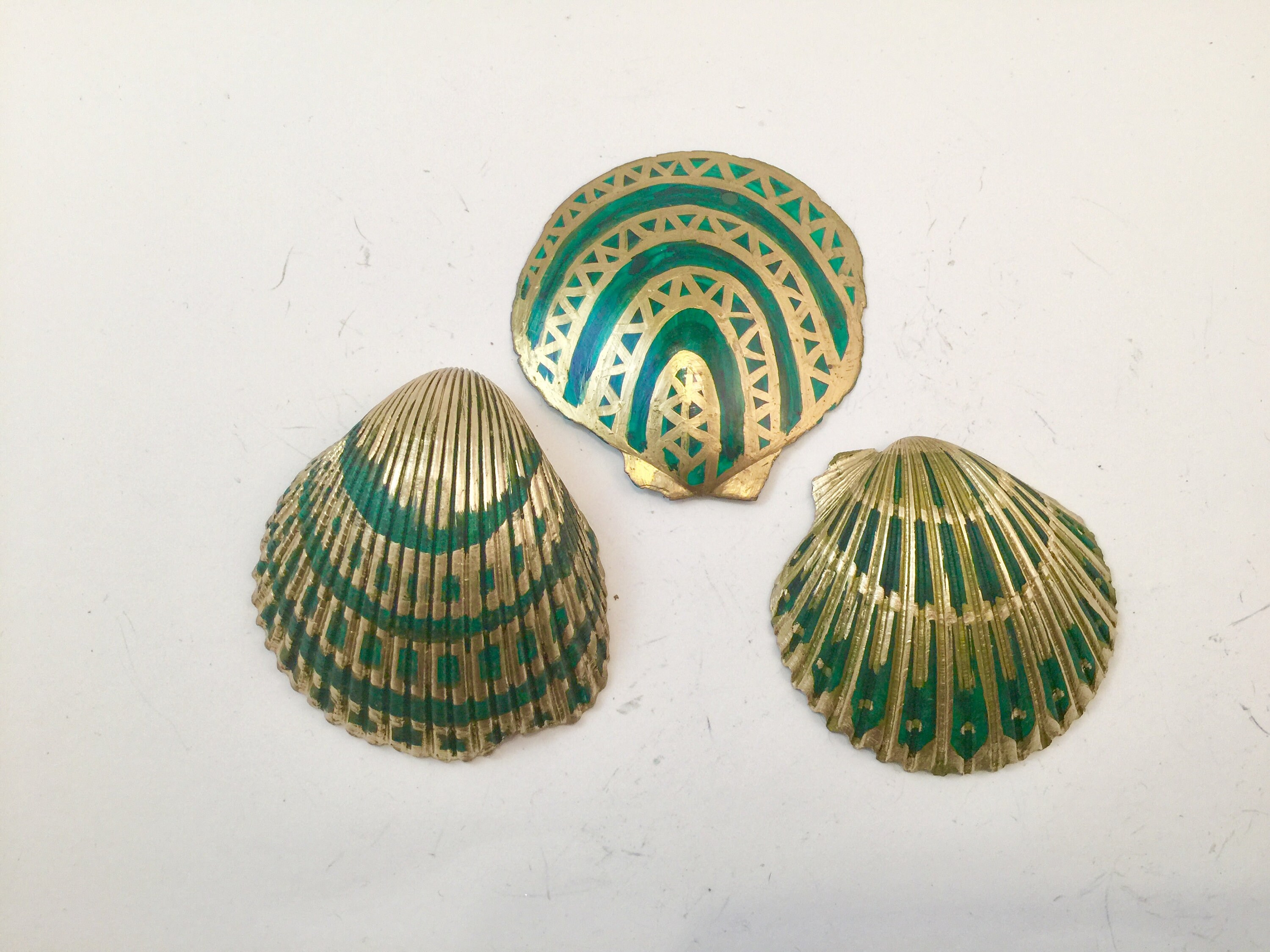 Conchas pintadas de verde y oro - Etsy España