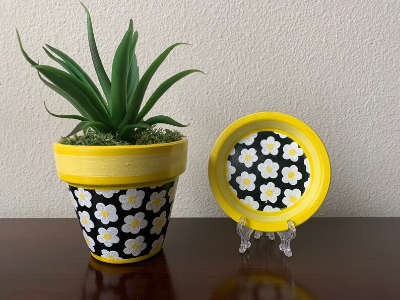 Daisy Planter With Drainage Tray Custom Flower Terracotta | Etsy