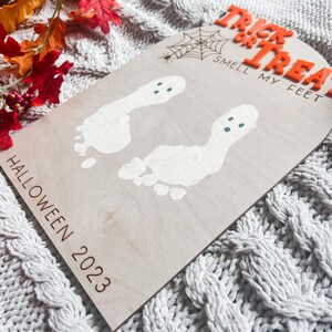 DIY Halloween Footprints Sign | Trick or Treat, Smell My Feet Craft ...