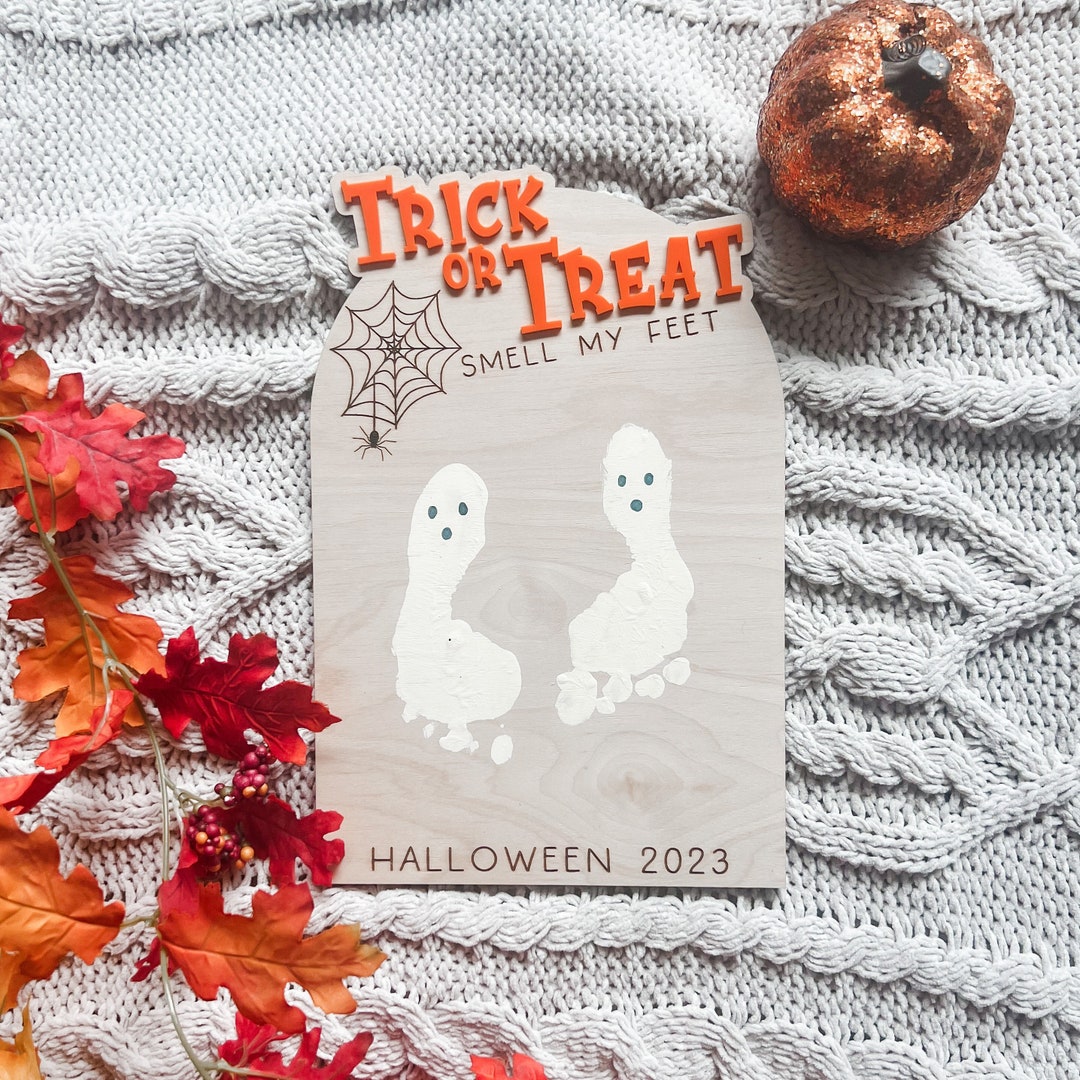 DIY Halloween Footprints Sign | Trick or Treat, Smell My Feet Craft ...