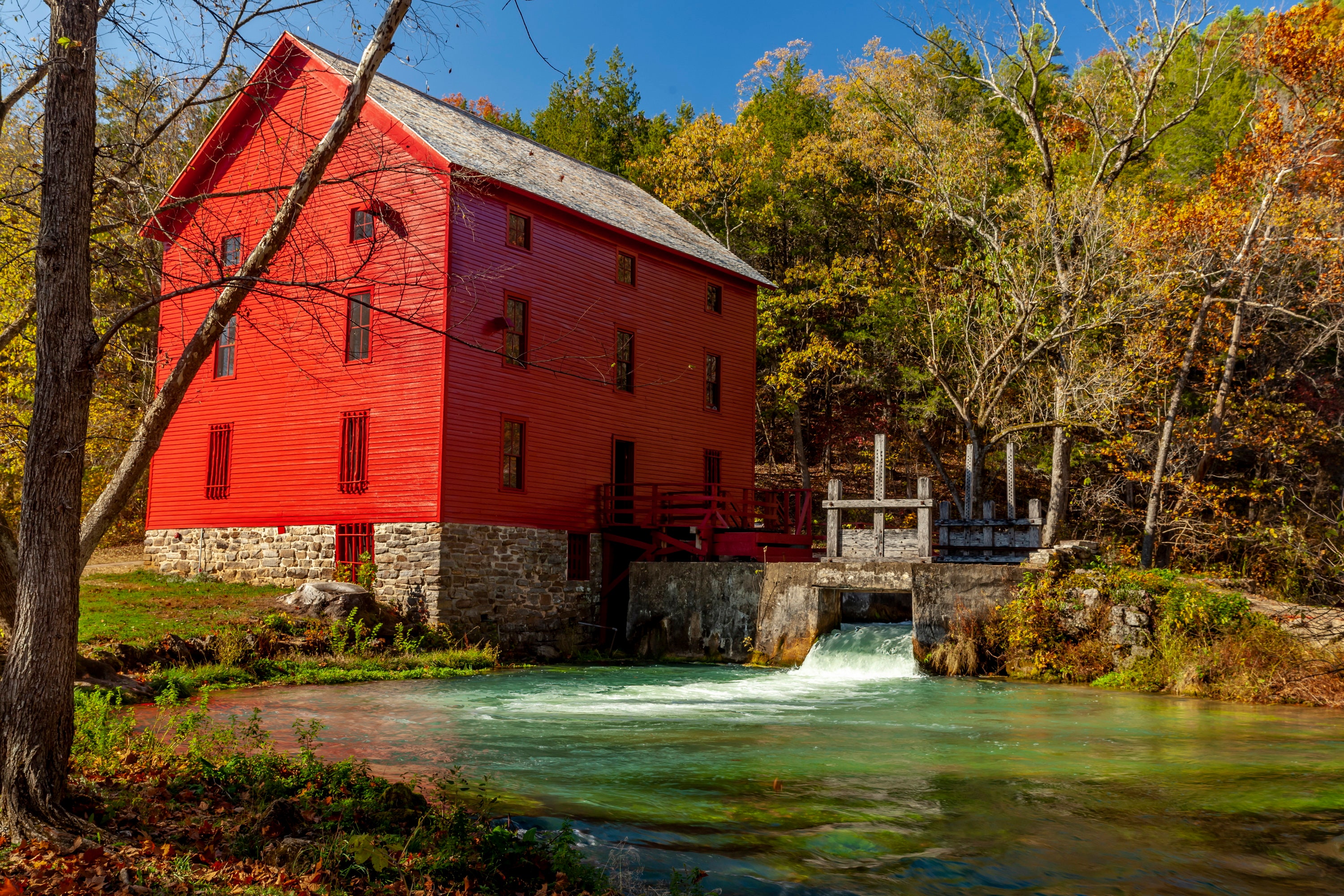 The Alley Spring Mill is Located in the Ozark National Riverways Near ...