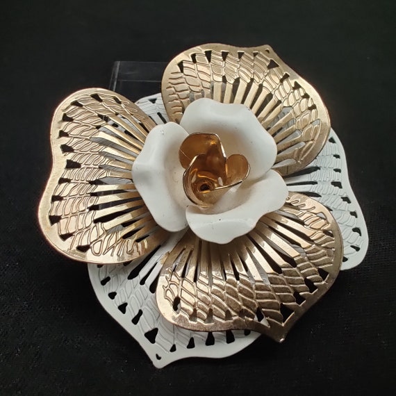 Vintage Painted Metal Ornate Cutout Flower Rose Brooc… - Gem