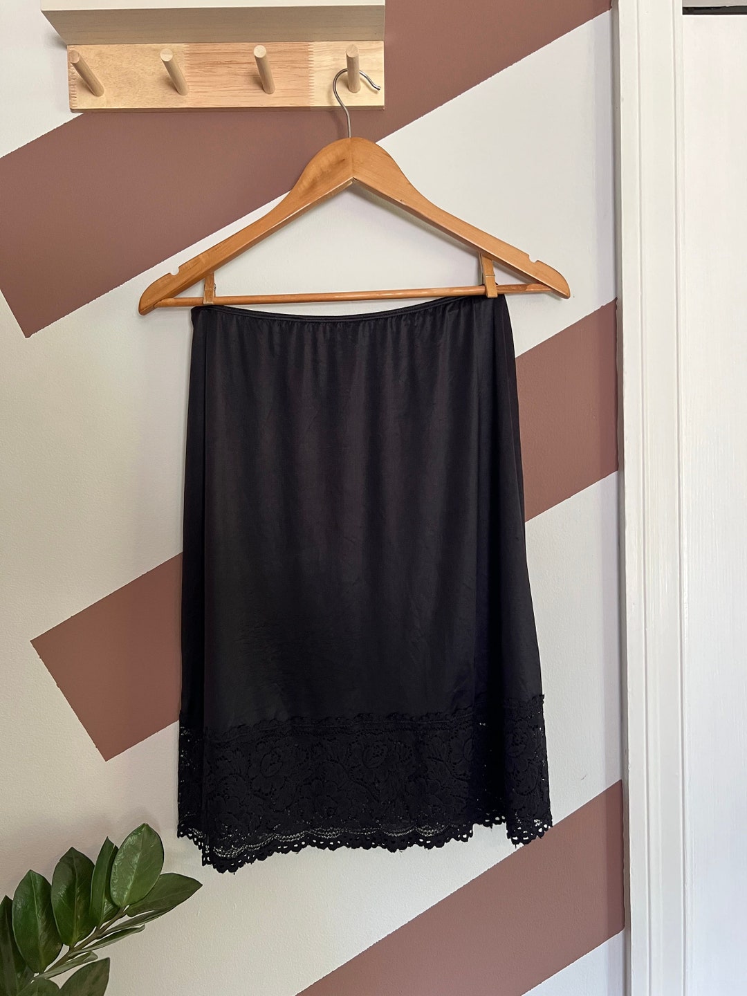 90’s Vanity Fair Black Slip With Lace Trim Around Bottom - Vintage ...