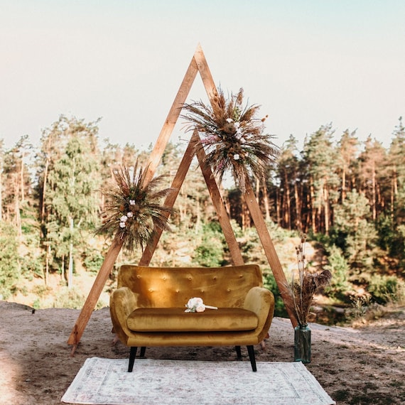 How to decorate a triangle wedding arch | Honestweddingadvice.com