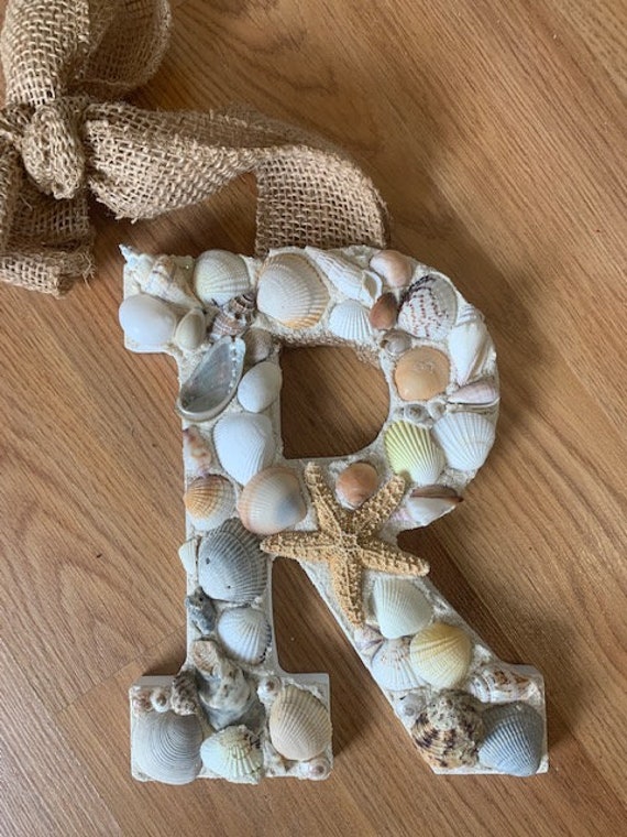 Fotografía De Letras Con Conchas Marinas