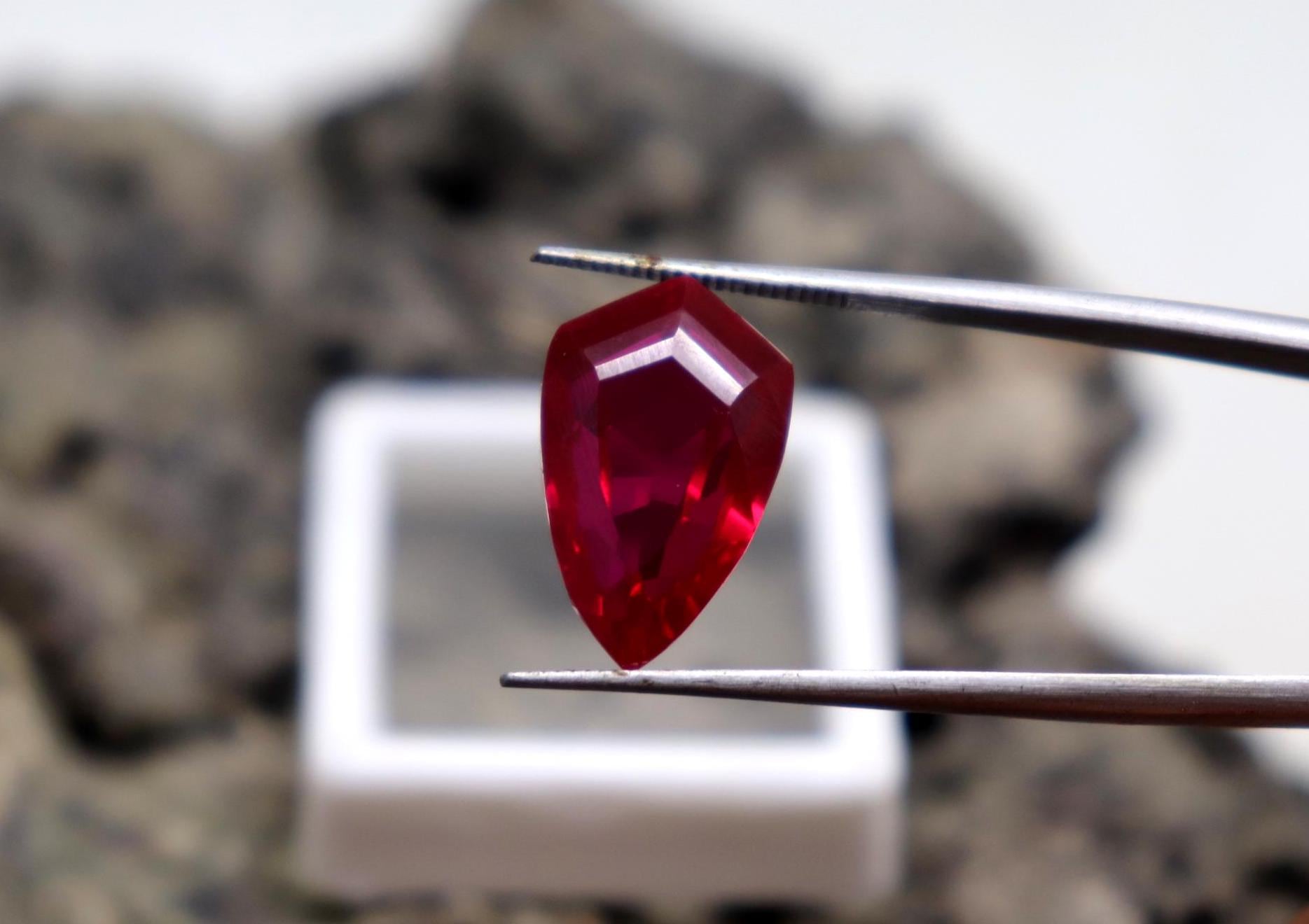 High Quality Red Ruby Gemstone 9ct Excellent Shield Cut Natural Ruby ...