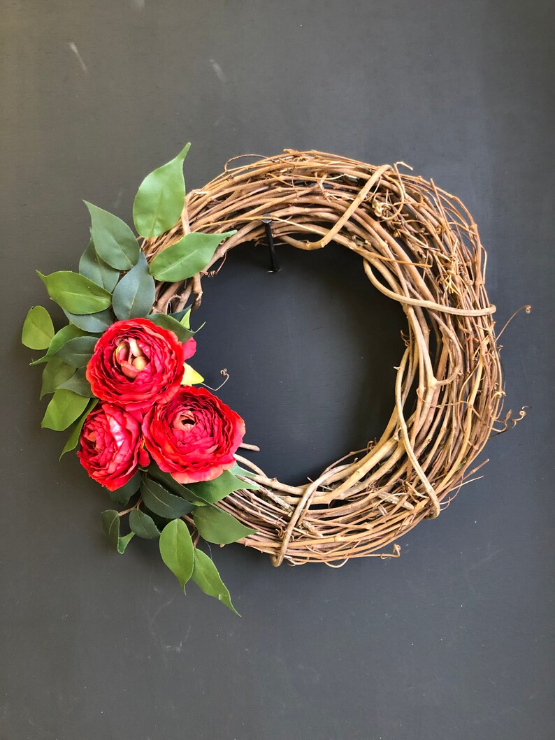 Red Ranunculus Flower Wreath, Grapevine Door Decor - Etsy