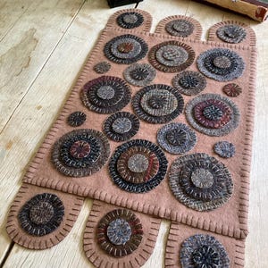 Finished Handmade Penny Rug Runner Mat Wool Appliqué Primitive Folk Art ...